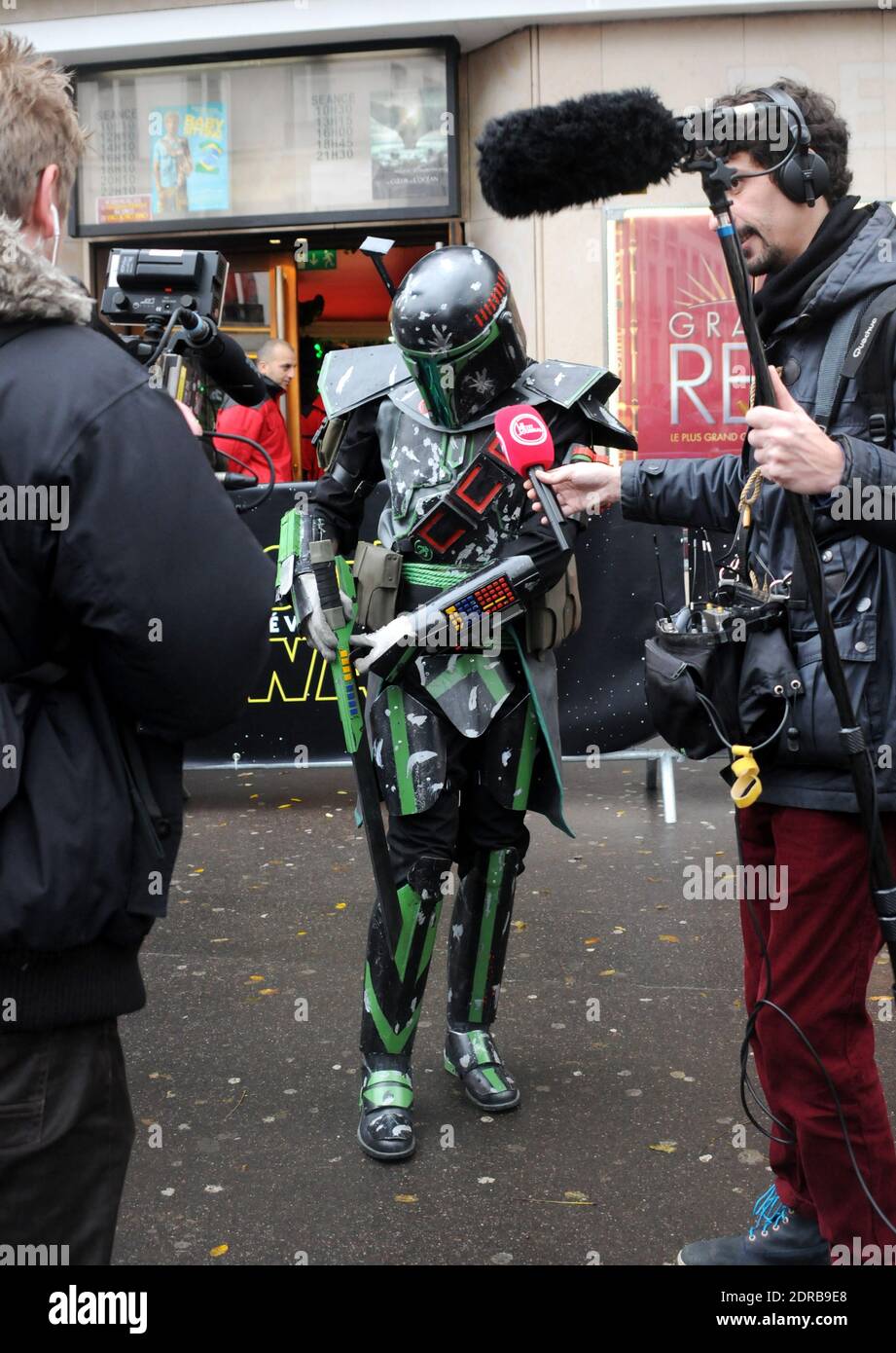 Star wars premiere queue hi-res stock photography and images - Alamy