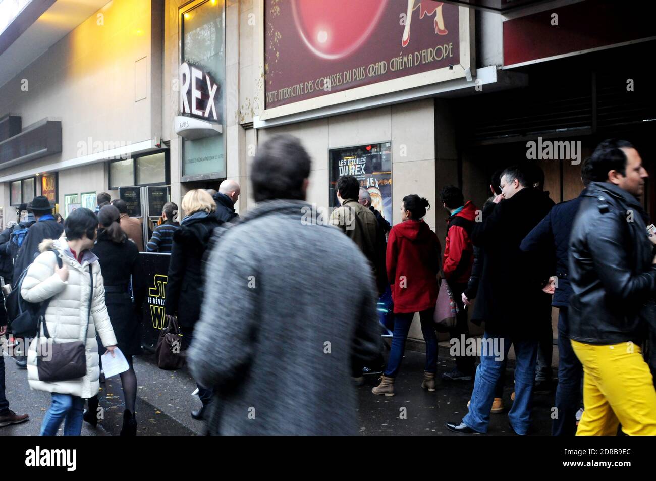 Star wars premiere queue hi-res stock photography and images - Alamy