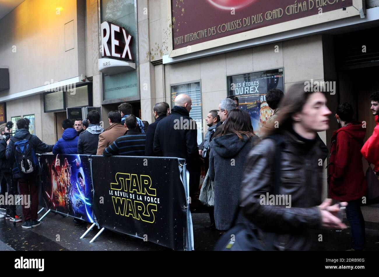 Star wars premiere queue hi-res stock photography and images - Alamy