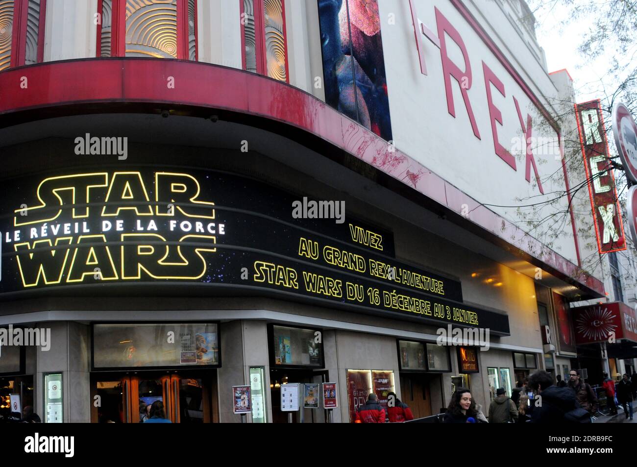 Star wars premiere queue hi-res stock photography and images - Alamy