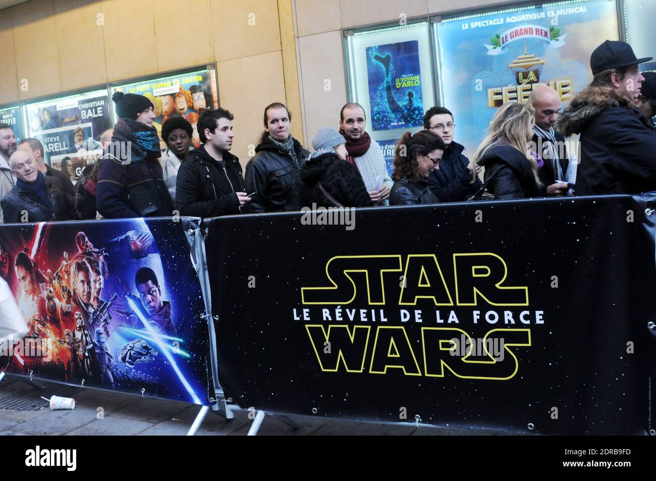 Star wars premiere queue hi-res stock photography and images - Alamy