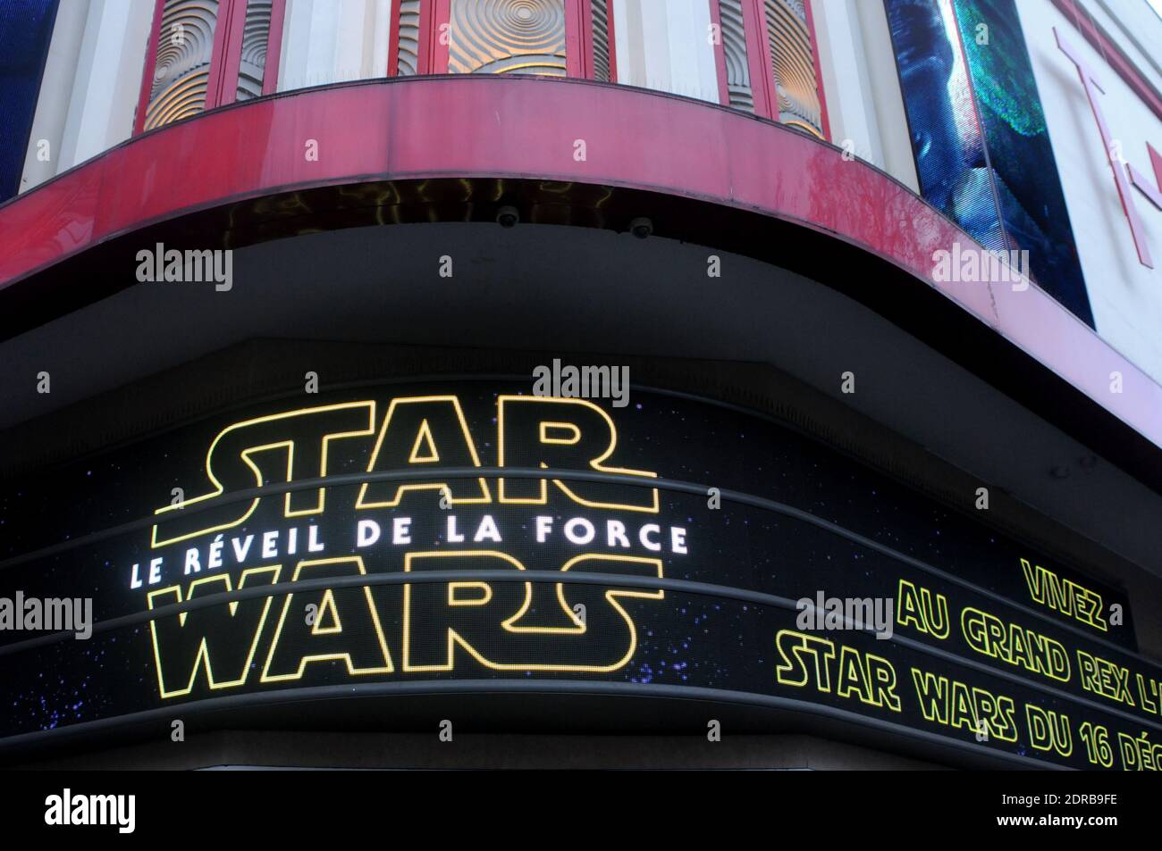 Star wars premiere queue hi-res stock photography and images - Alamy