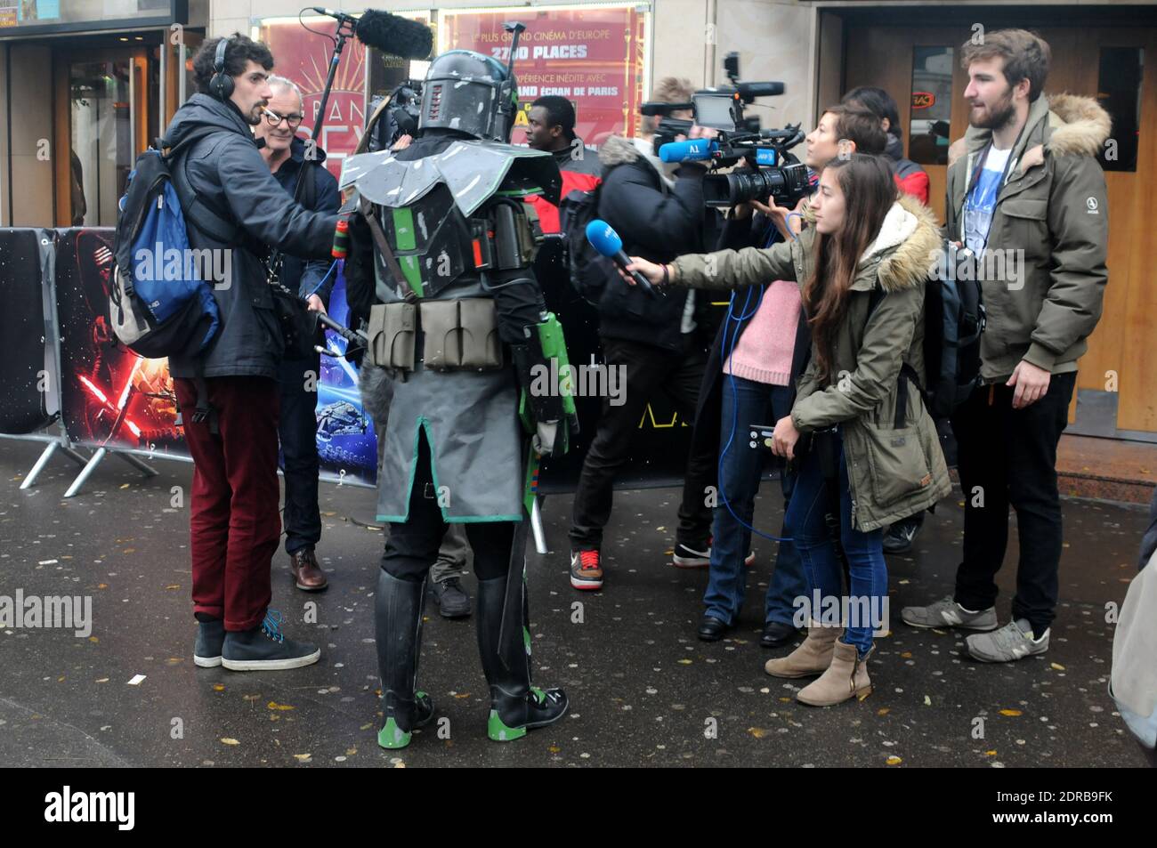 Star wars premiere queue hi-res stock photography and images - Alamy