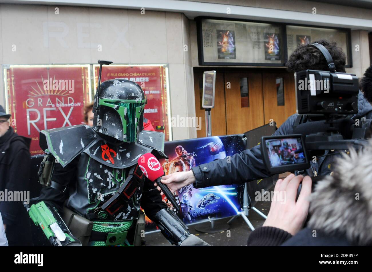 Star wars premiere queue hi-res stock photography and images - Alamy
