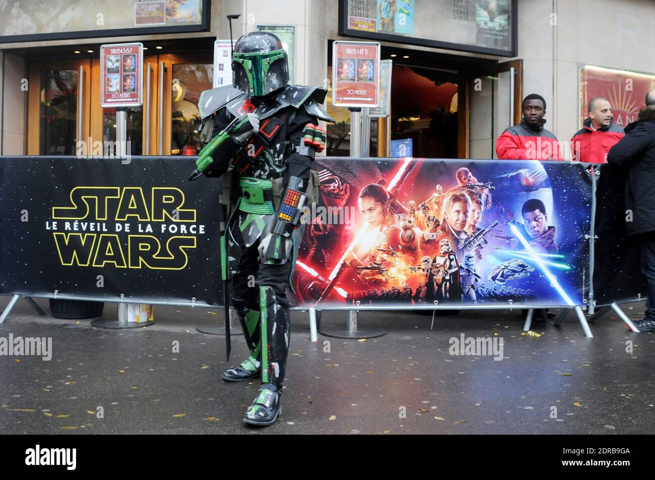 Star wars premiere queue hi-res stock photography and images - Alamy