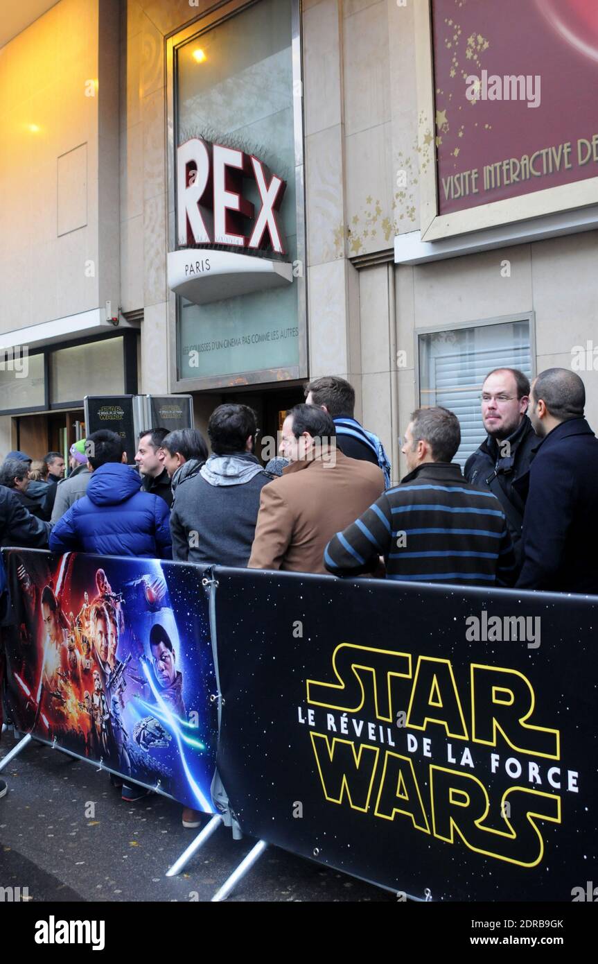 Star wars premiere queue hi-res stock photography and images - Alamy