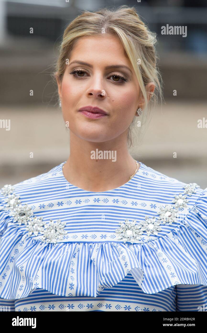 LALA RUDGE - LES PEOPLE ARRIVENT AU DEFILE 'MIU MIU' LORS DE LA FASHION ...