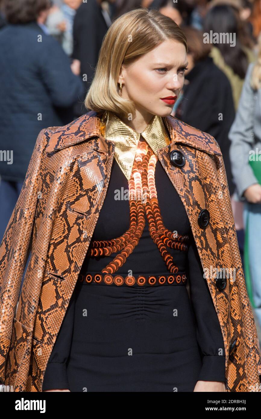 LEA SEYDOUX - LES PEOPLE ARRIVENT AU DEFILE 'MIU MIU' LORS DE LA FASHION WEEK Photo by Nasser ...