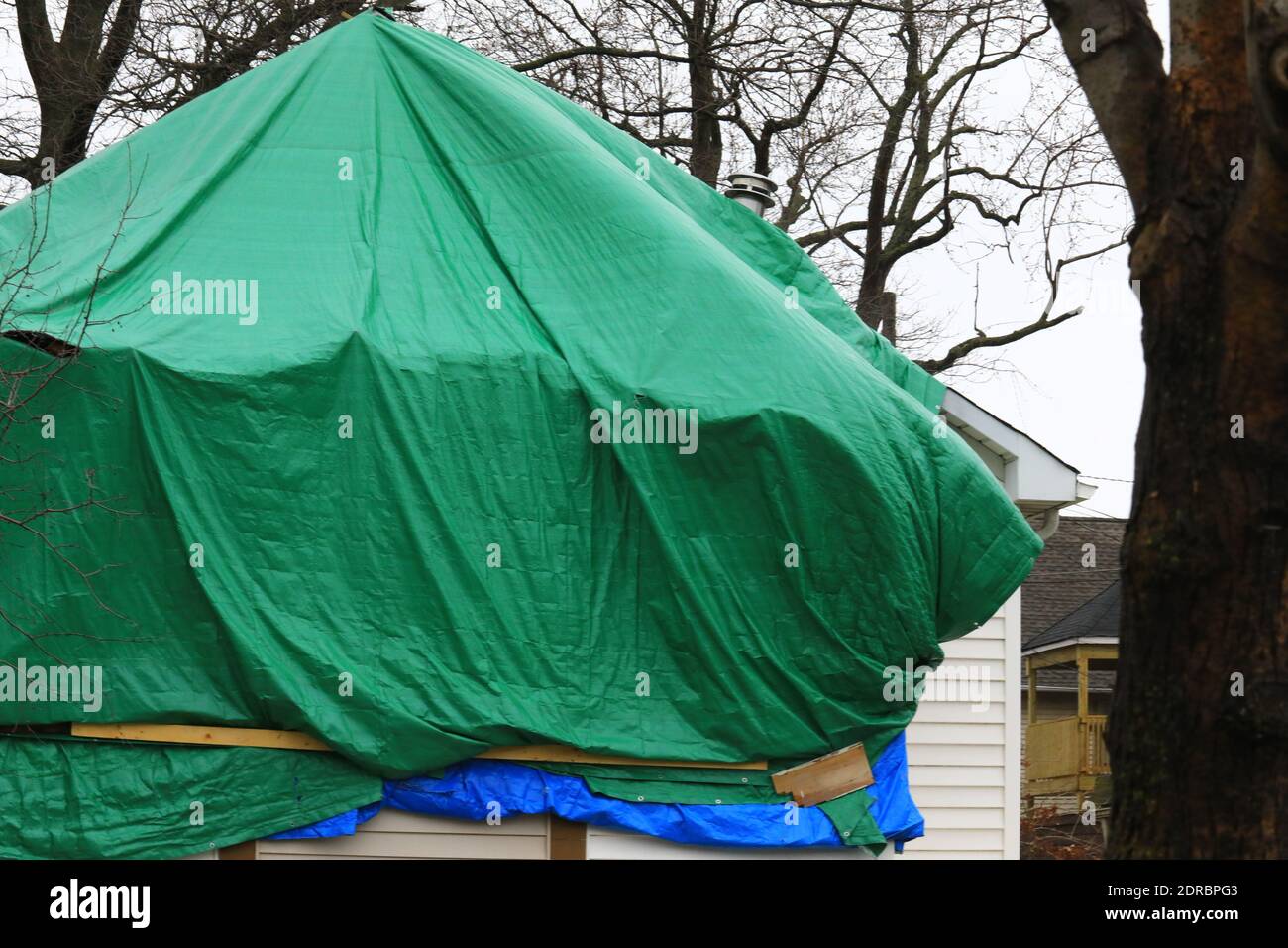 Temporary tarp covering a damaged roof Stock Photo - Alamy