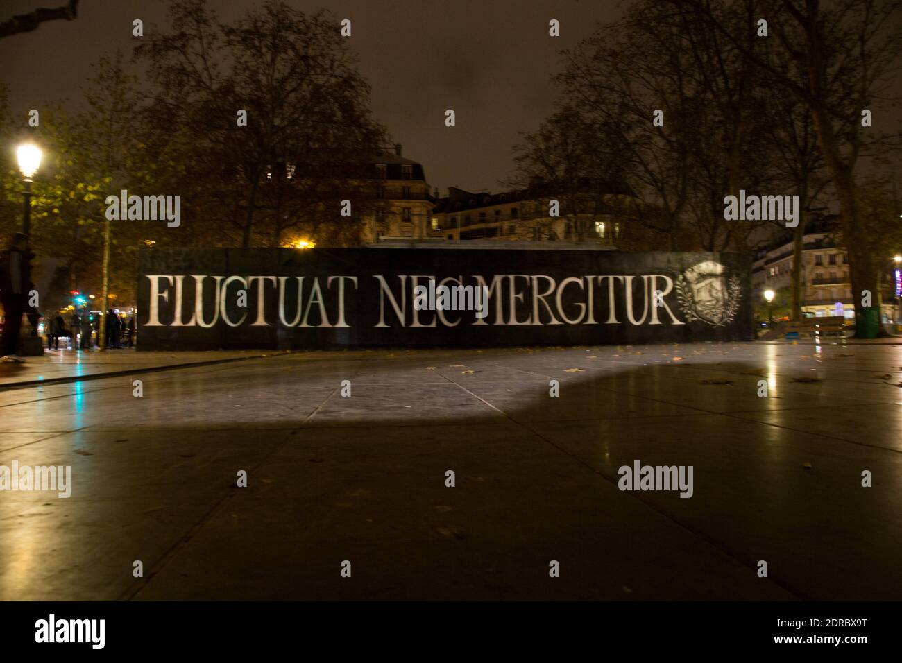 LA DEVISE DE PARIS 'FLUCTUAT NEC MERGITURE' 'BATTUE PAR LES FLOTS, MAIS ...