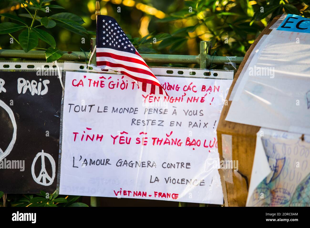 ATTENTATS DE PARIS - LES DRAPEAUX DU MONDE FACE AU BATACLAN Photo by ...