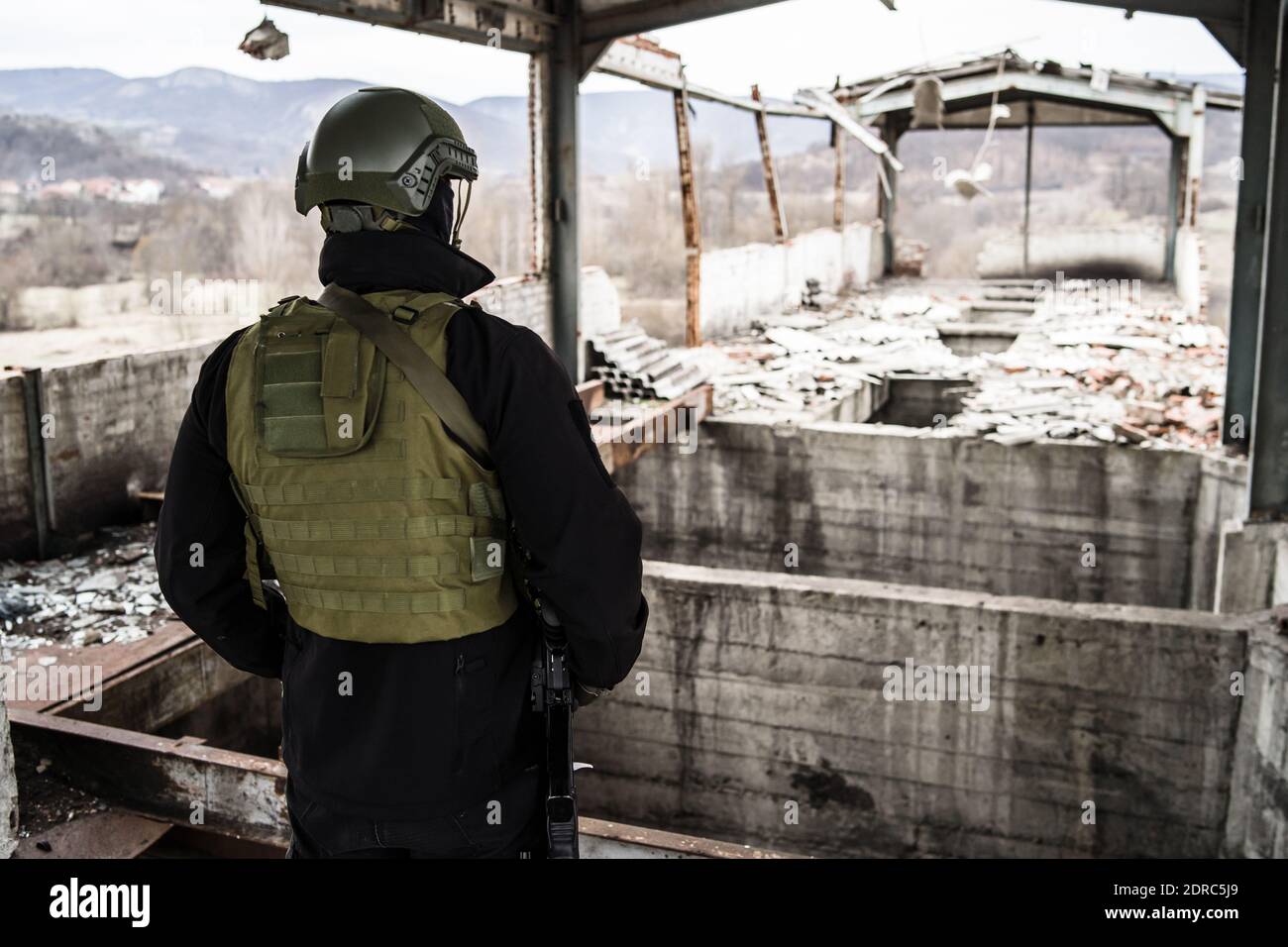 Uniform standing built structure army soldier hi-res stock photography ...