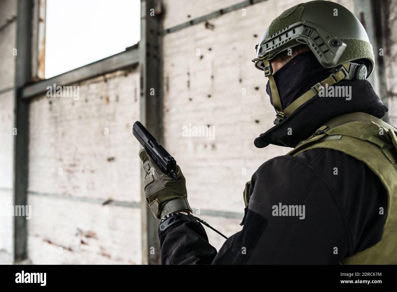 Uniform standing built structure army soldier hi-res stock photography ...