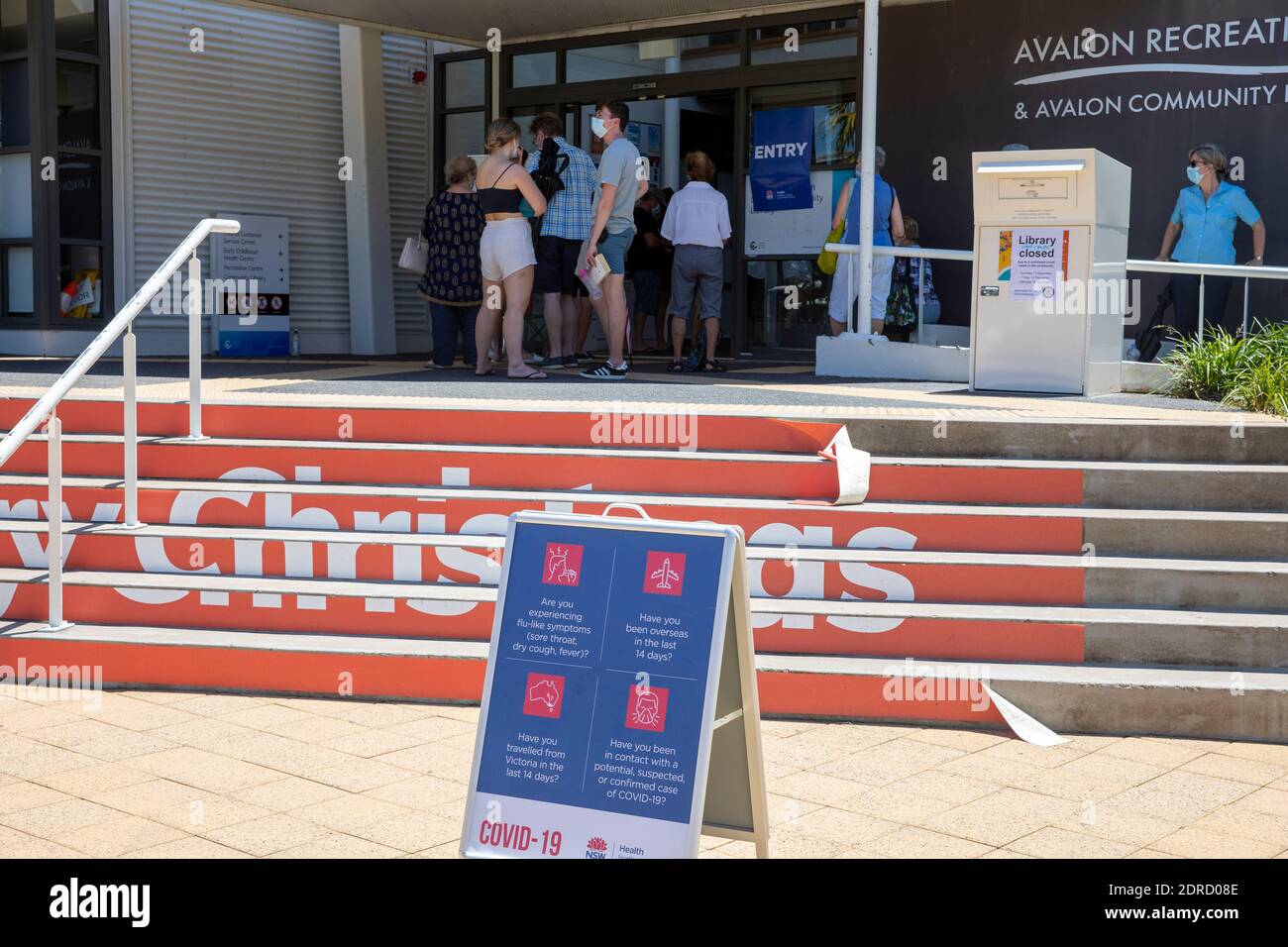Avalon Beach Sydney, covid 19 testing for people stood in a queue ...
