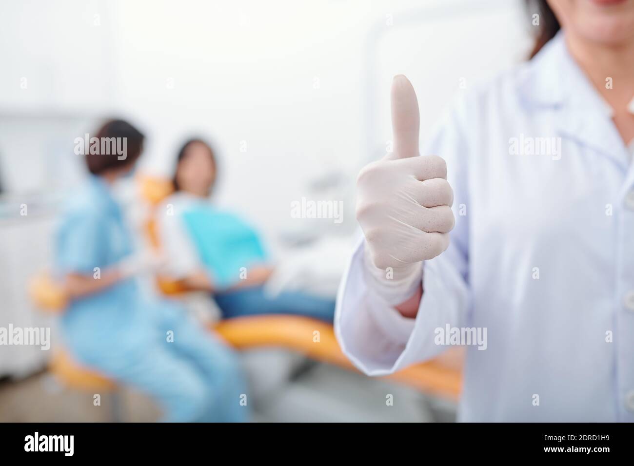 Dental dentist showing thumbs up hi-res stock photography and images ...