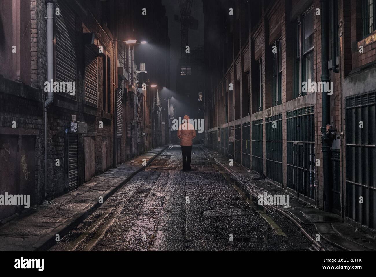 Women in dark alley way hi-res stock photography and images - Alamy