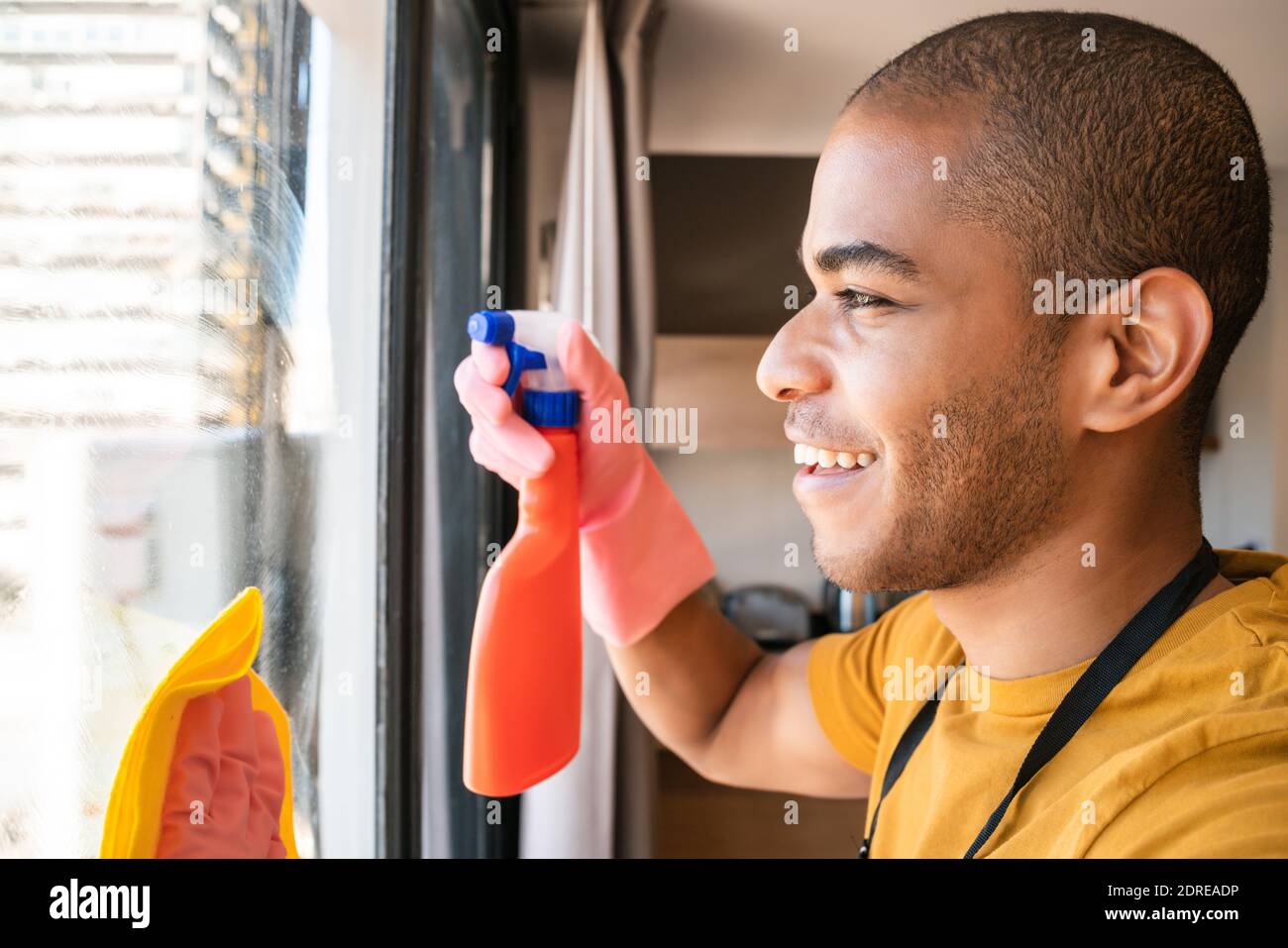 Man glove cleaning window hi-res stock photography and images - Alamy