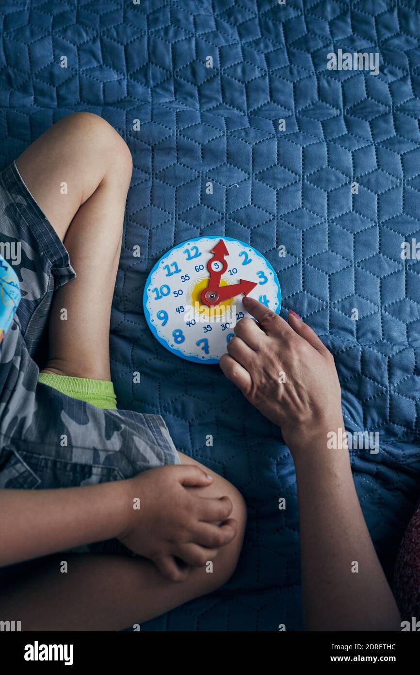 Family pointing clock hi-res stock photography and images - Alamy