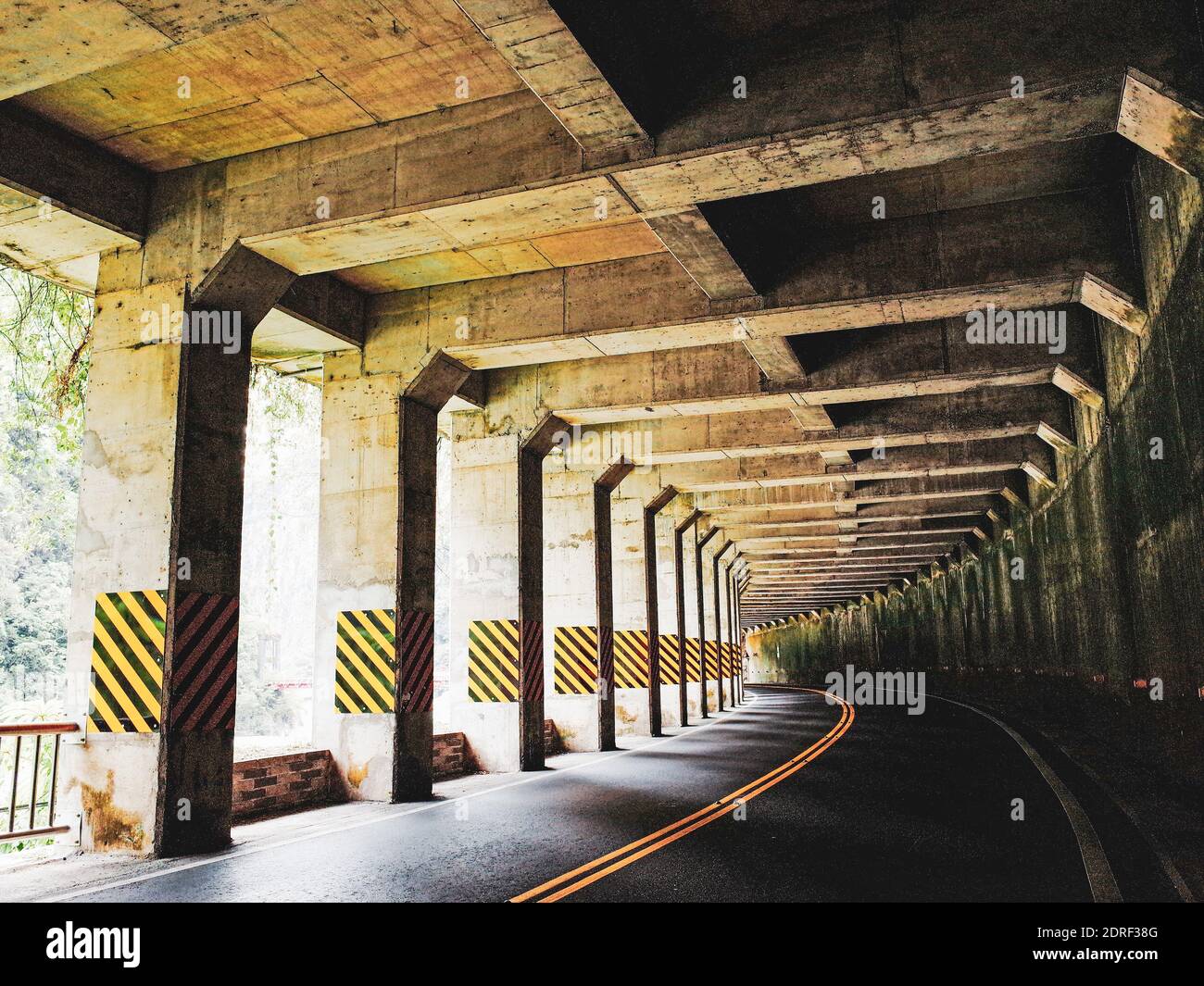 Striped column bridge hi-res stock photography and images - Alamy