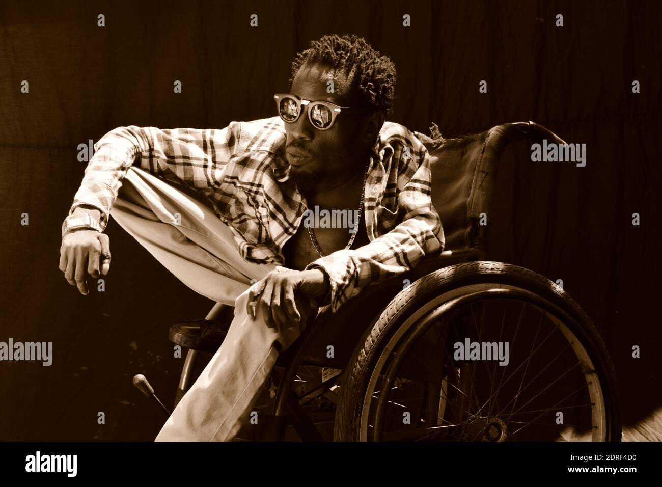 African albino man hi-res stock photography and images - Alamy