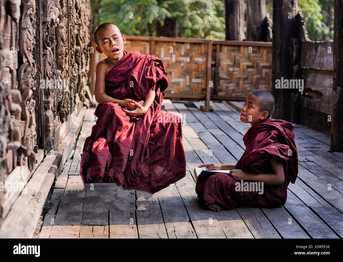 Monk sitting sitting in sunlight hi-res stock photography and images ...