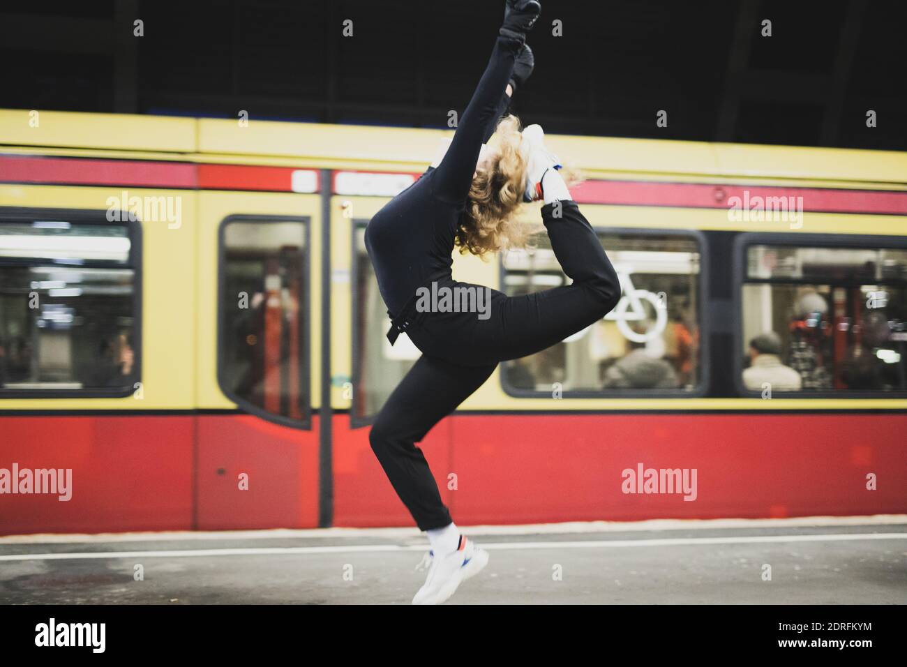 Dancing on platform hi-res stock photography and images - Alamy