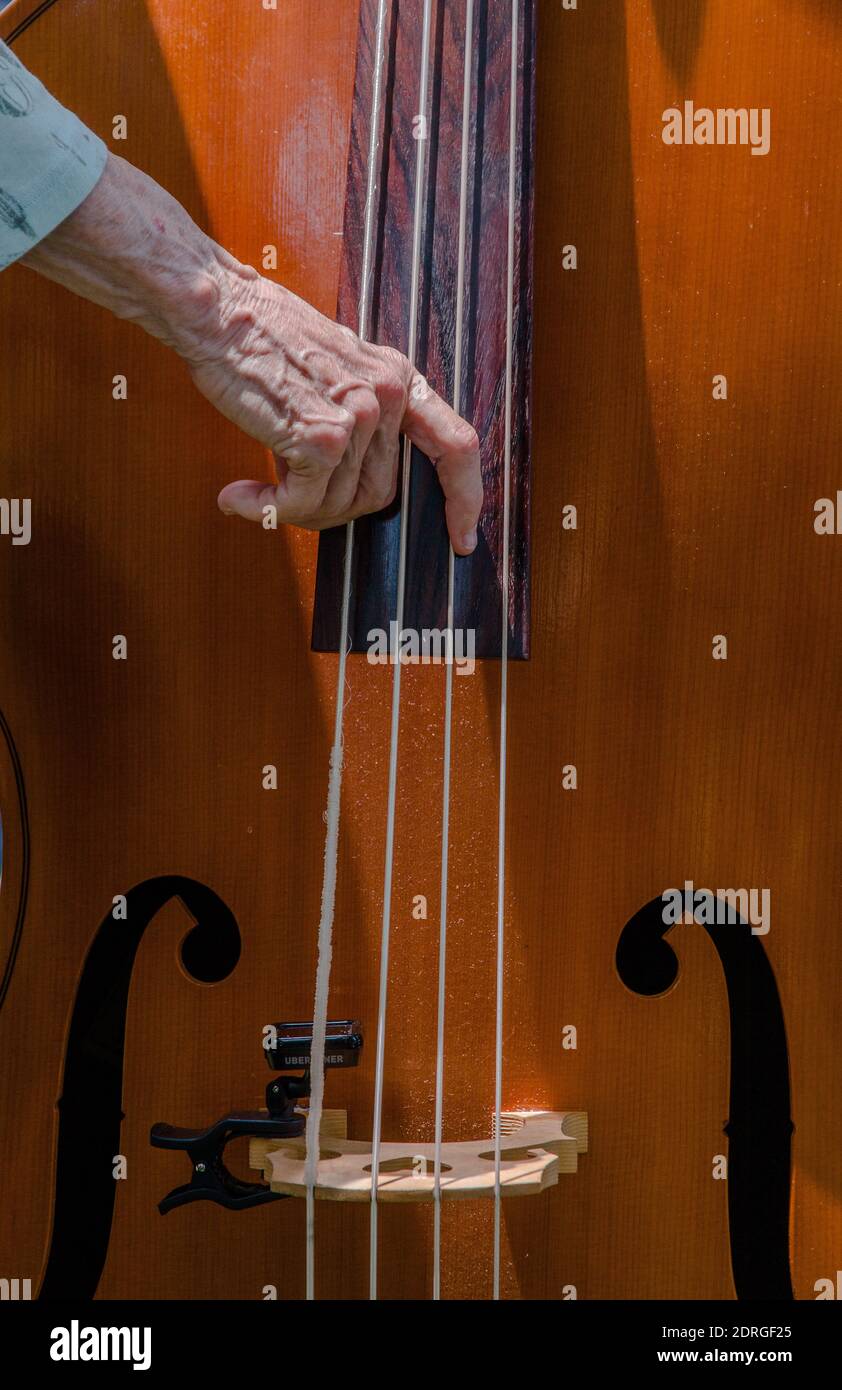 Cellist hand hi-res stock photography and images - Alamy