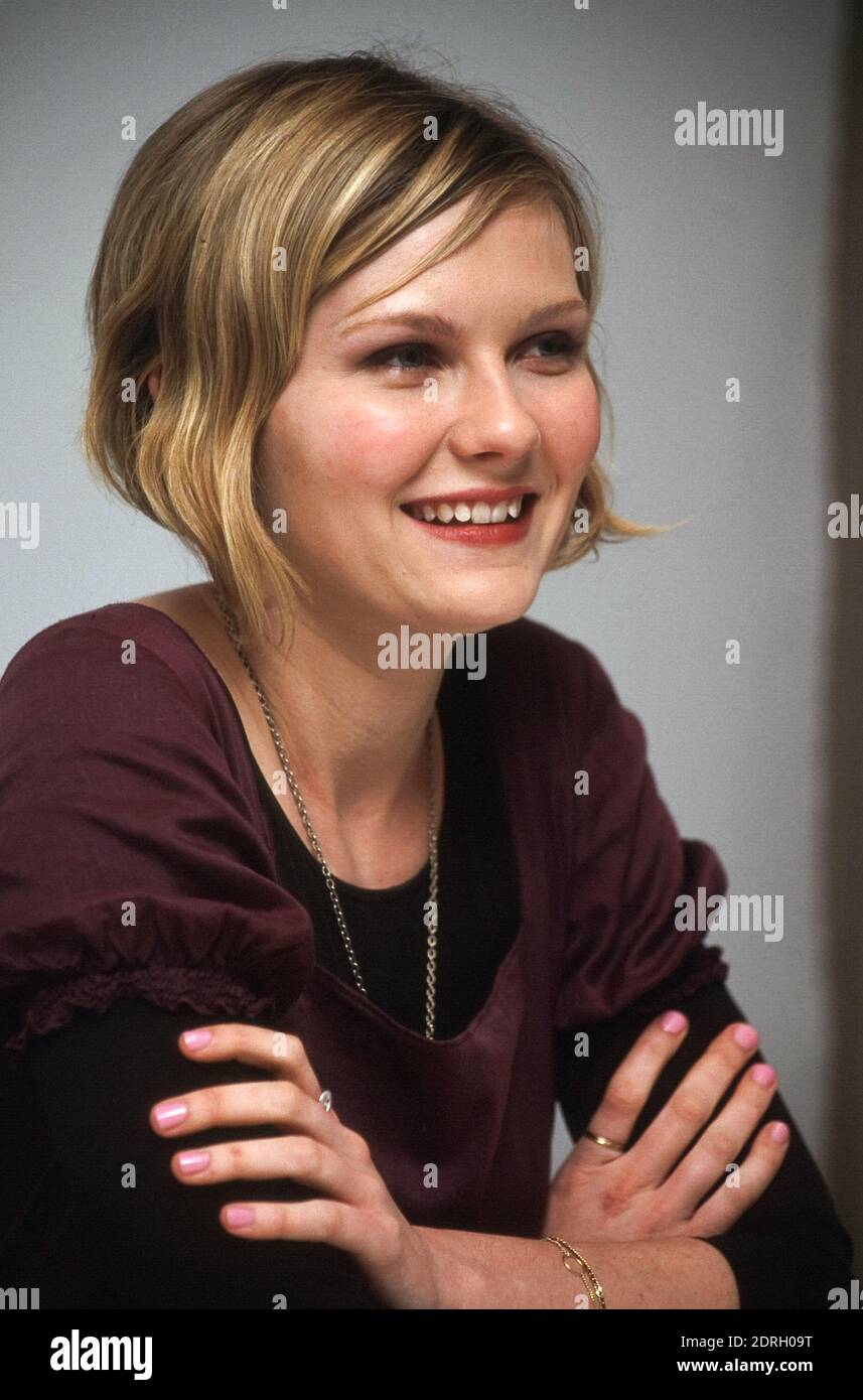 Mona lisa smile 2003 kirsten dunst hi-res stock photography and images ...