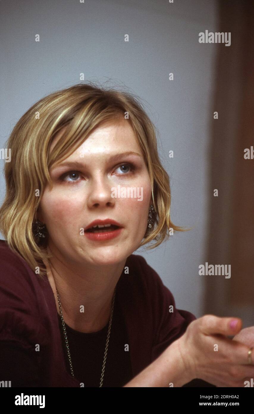 Mona lisa smile 2003 kirsten dunst hi-res stock photography and images ...