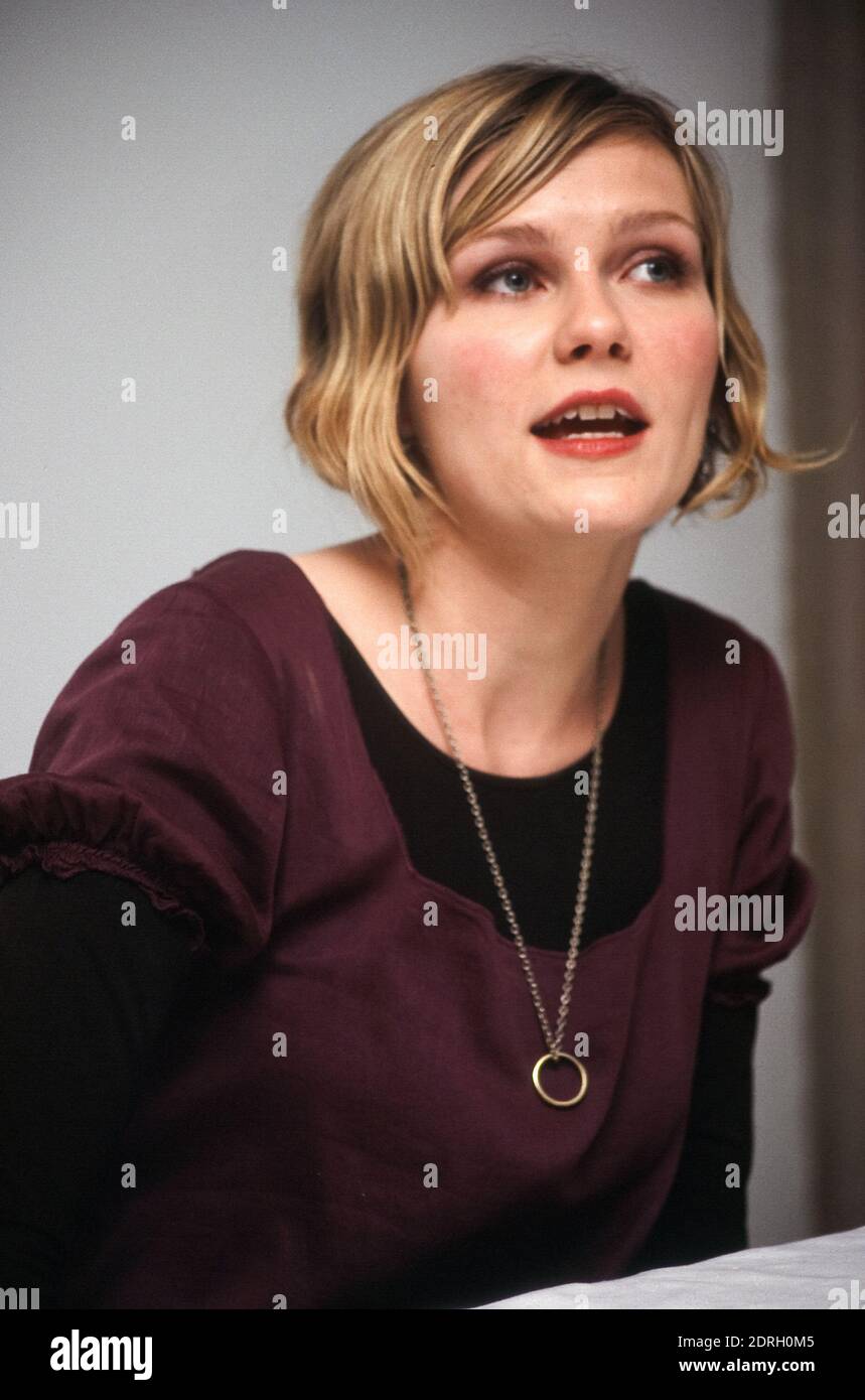 Mona lisa smile 2003 kirsten dunst hi-res stock photography and images ...