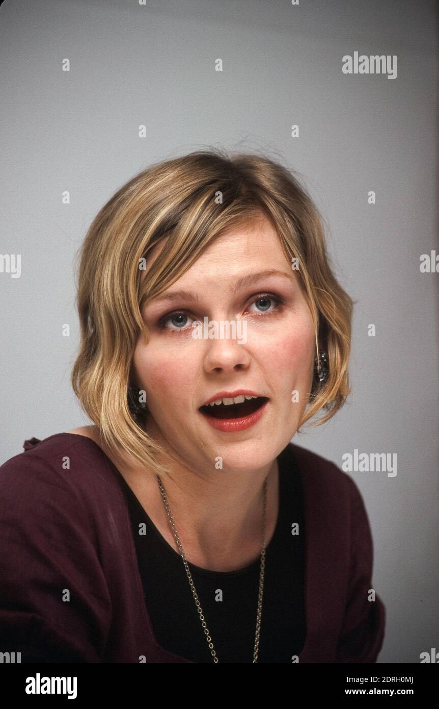 Mona lisa smile 2003 kirsten dunst hi-res stock photography and images ...