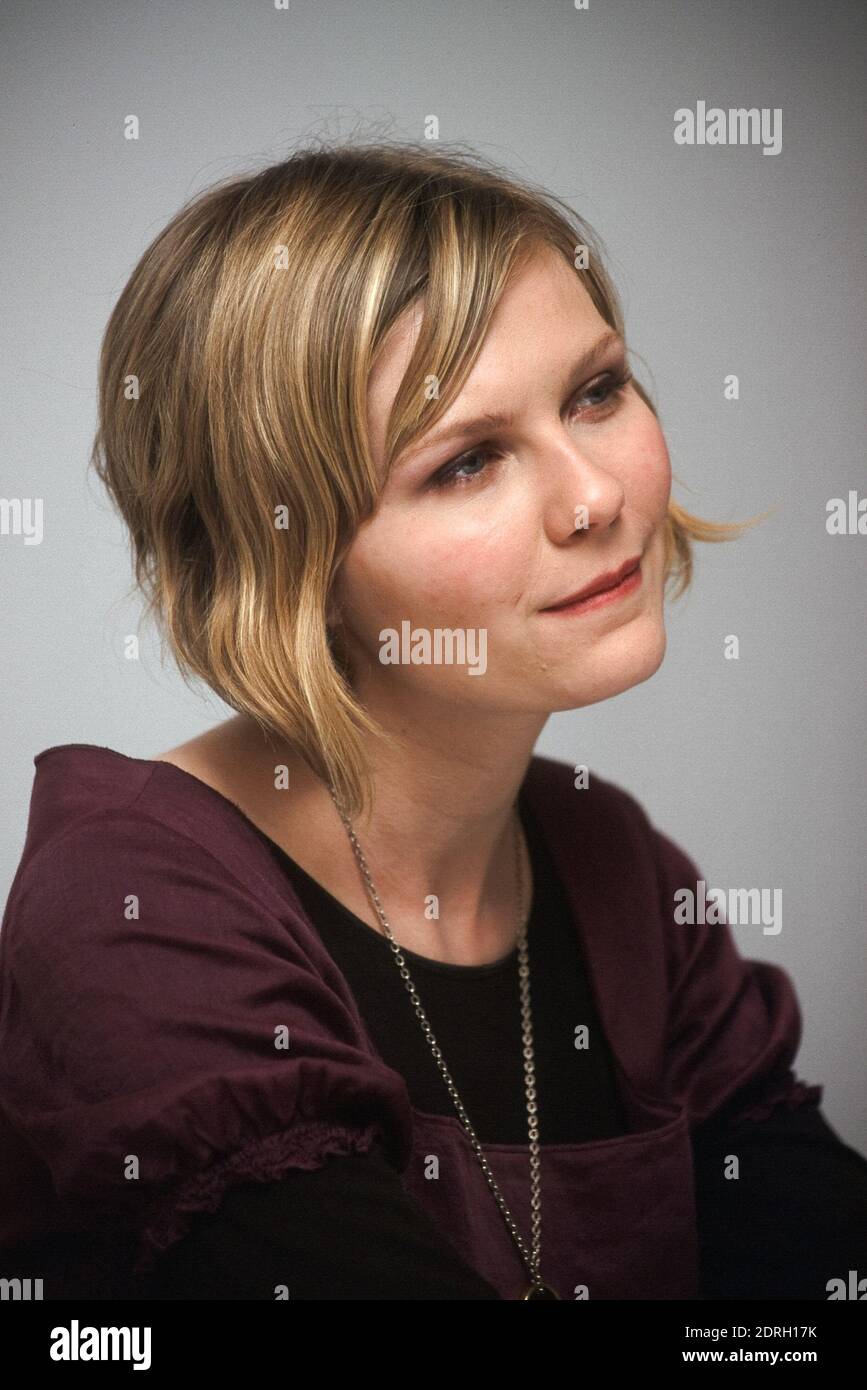 Mona lisa smile 2003 kirsten dunst hi-res stock photography and images ...