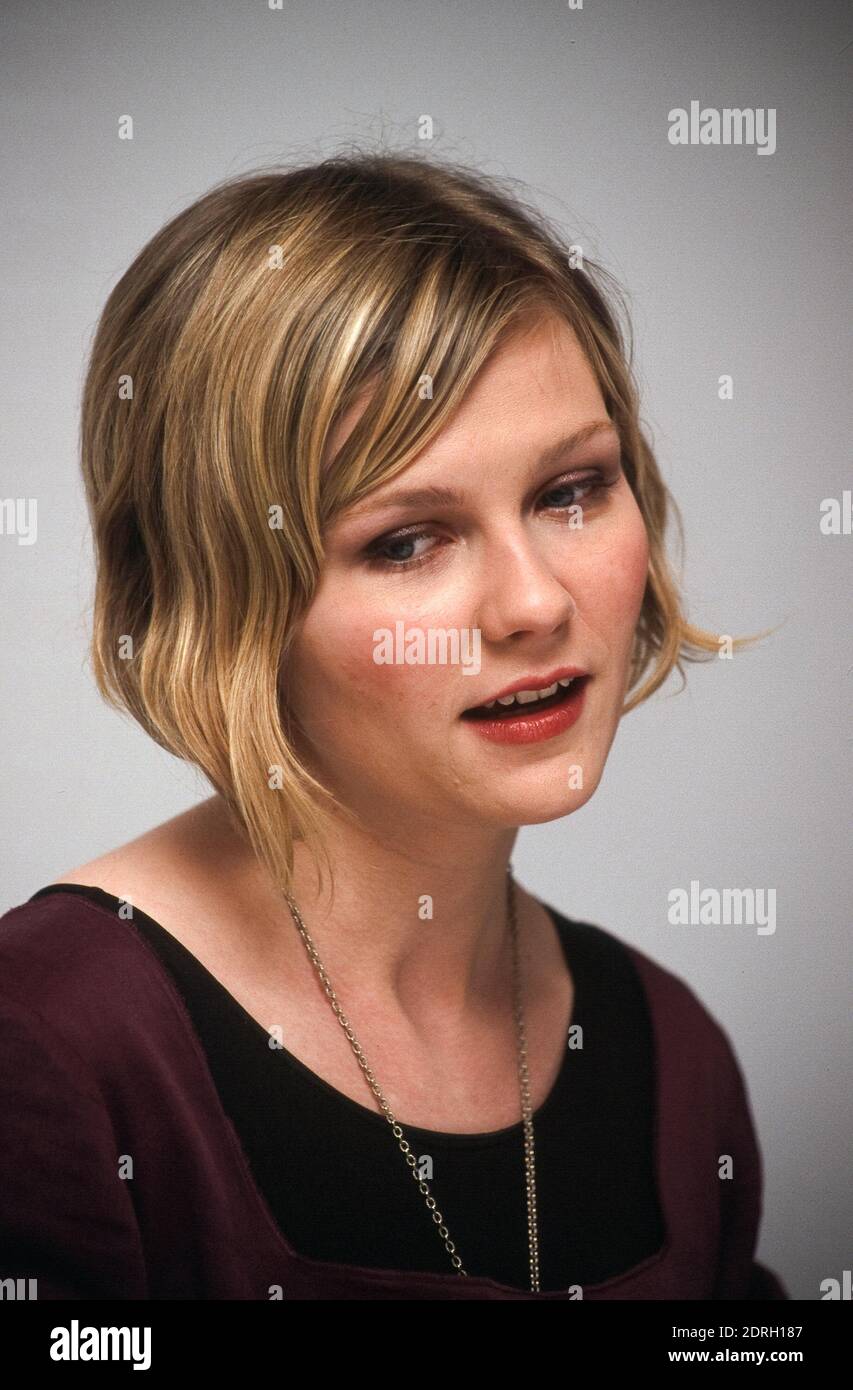Mona lisa smile 2003 kirsten dunst hi-res stock photography and images ...