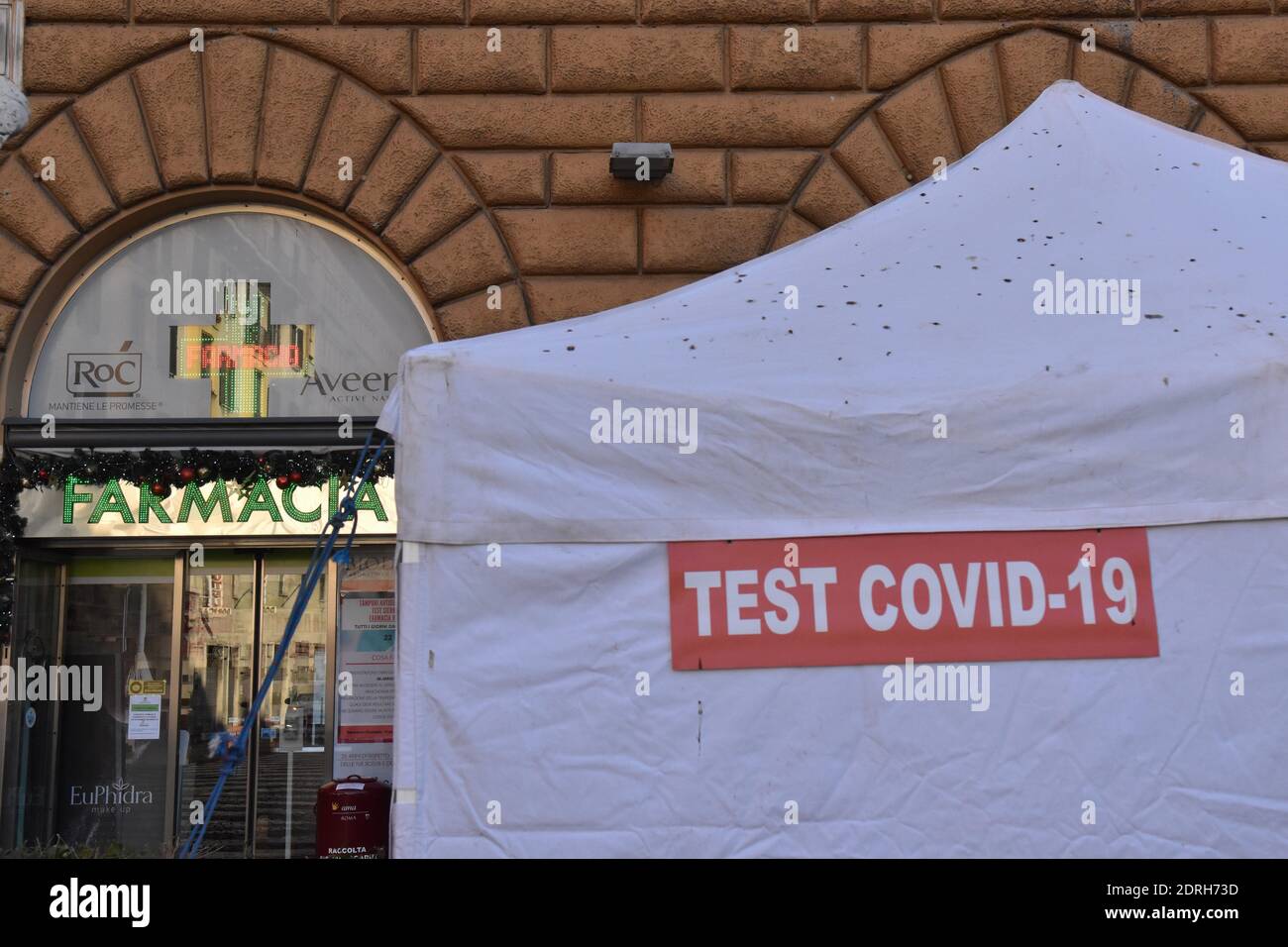 SIGN OF THE TEST COVID 19 AND THE SIGN OF PHARMACY Stock Photo - Alamy