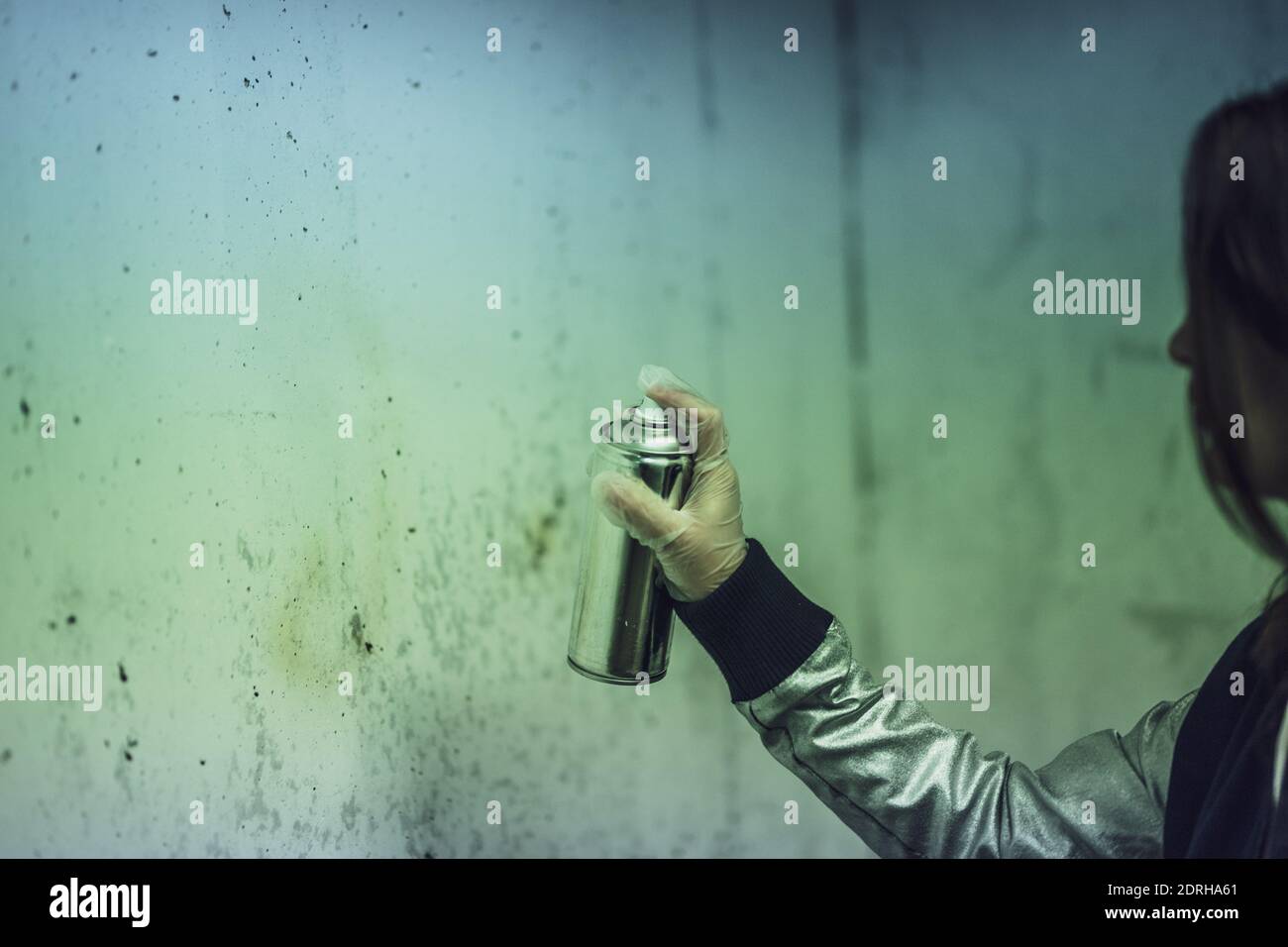 Woman spray painting wall hi-res stock photography and images - Alamy