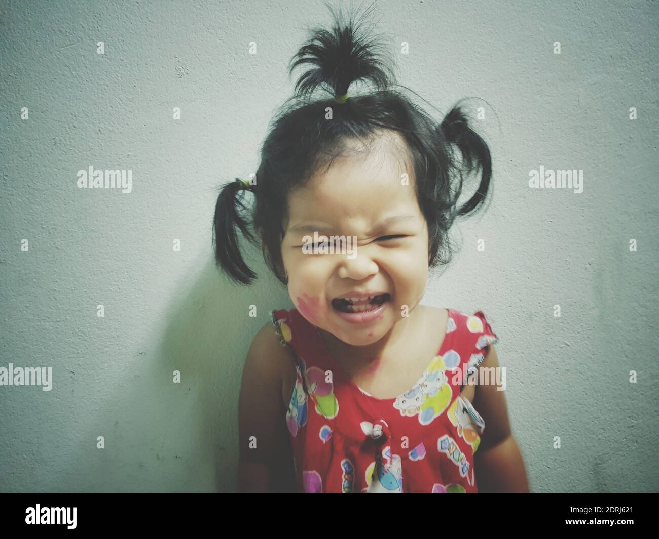 Girl crying against wall hi-res stock photography and images - Alamy
