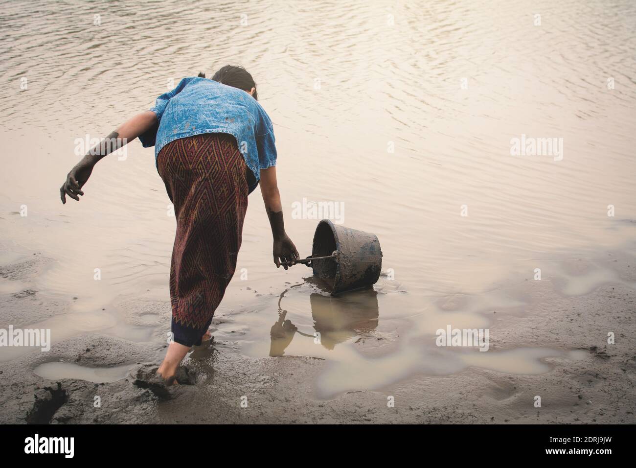 Child filling bucket hi-res stock photography and images - Alamy