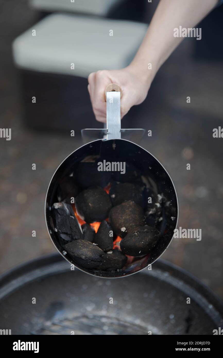 Hand holding charcoal hi-res stock photography and images - Alamy