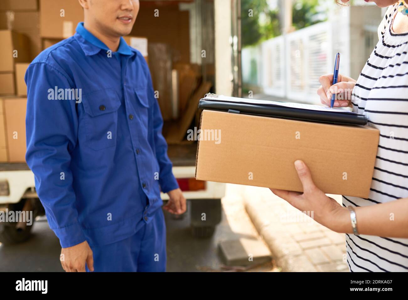 Signing delivery service documents Stock Photo - Alamy