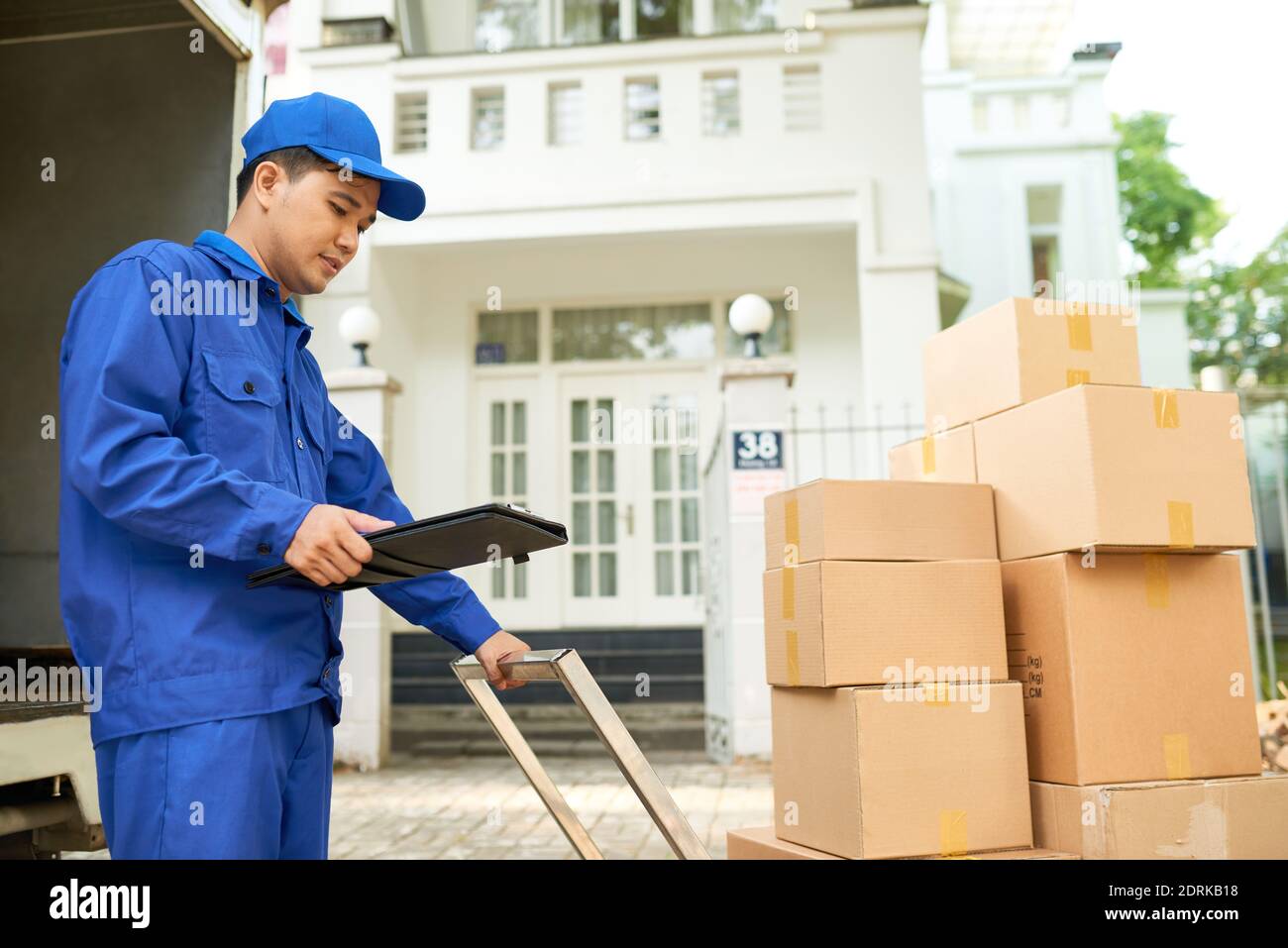 Man pushing trolley hi-res stock photography and images - Alamy