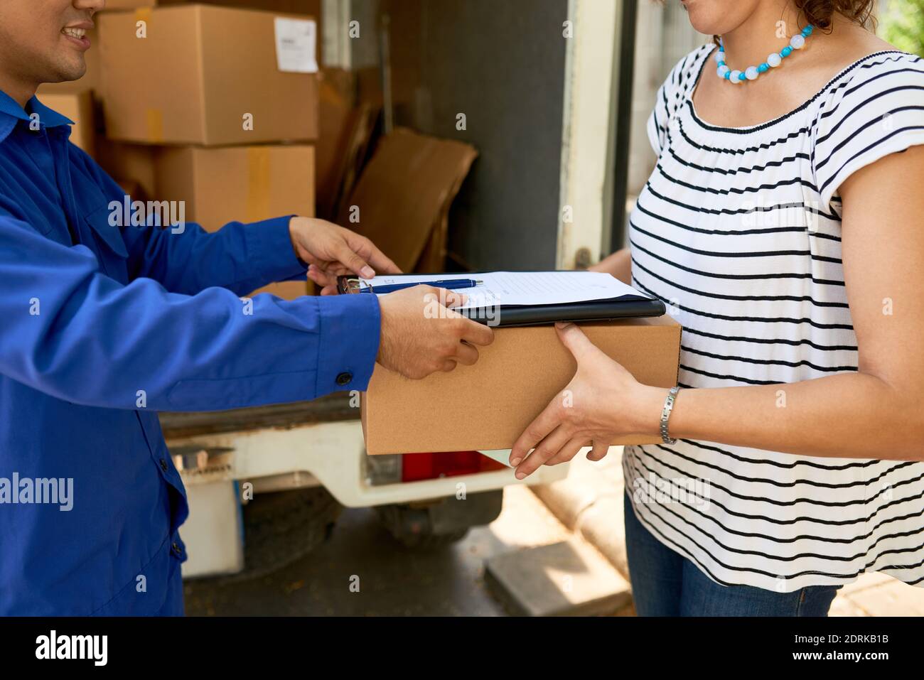 Courier clipboard giving parcel hi-res stock photography and images - Alamy