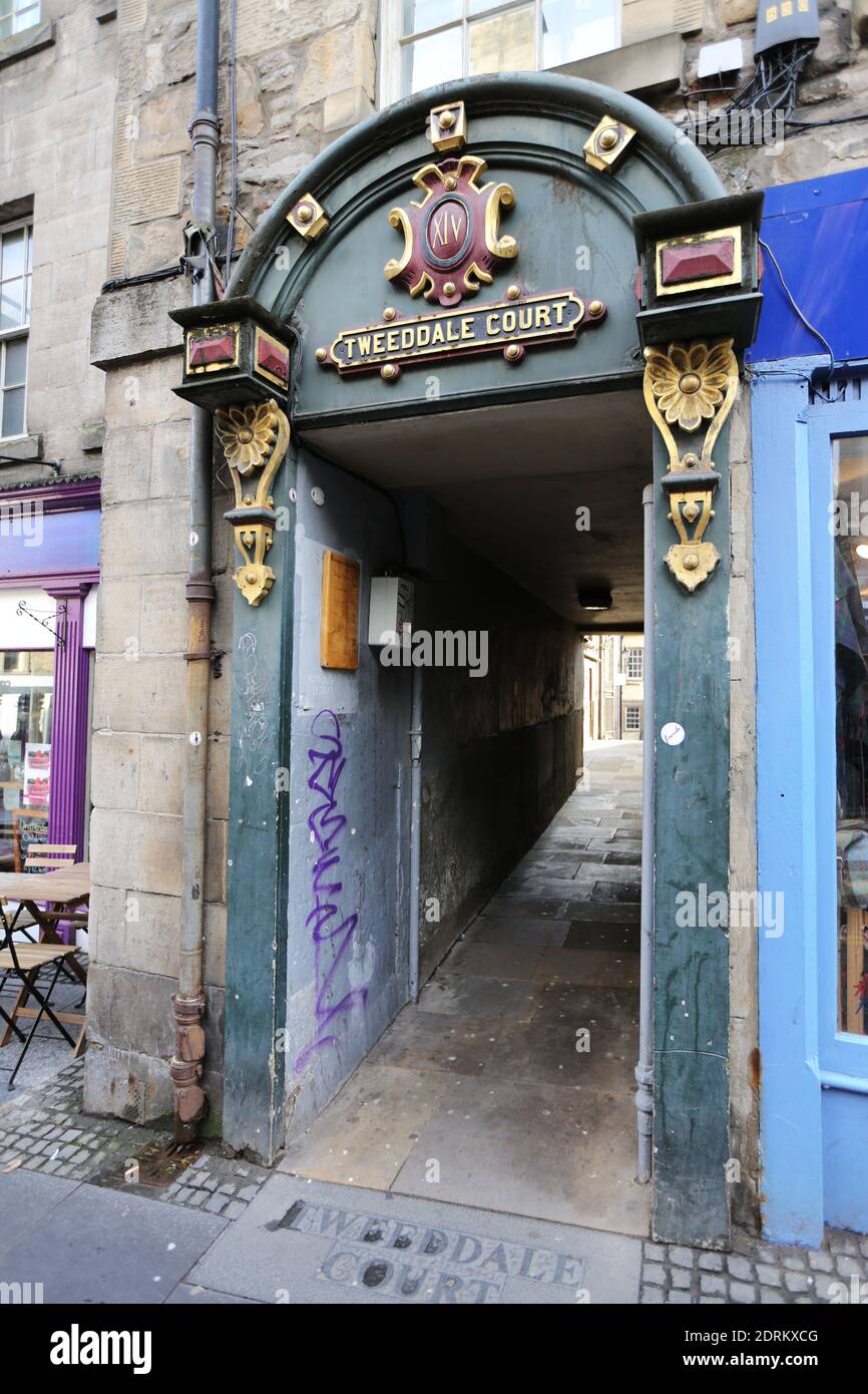 Narrow alley in Edinburgh, Scotland Stock Photo - Alamy