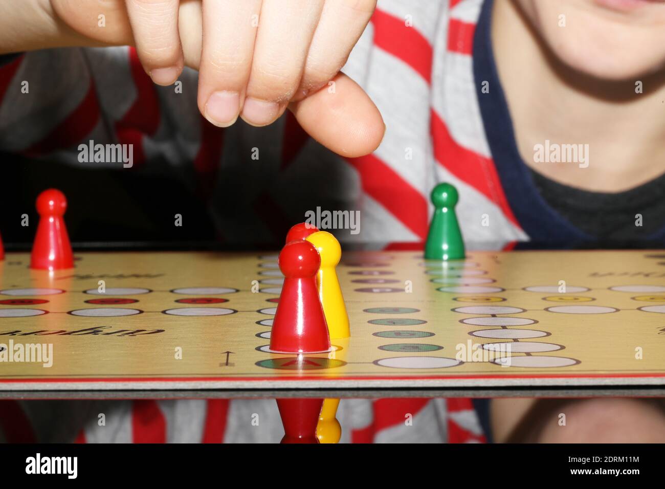 Symbol image: Family plays Mensch ärgere Dich nicht („don´t get angry ...