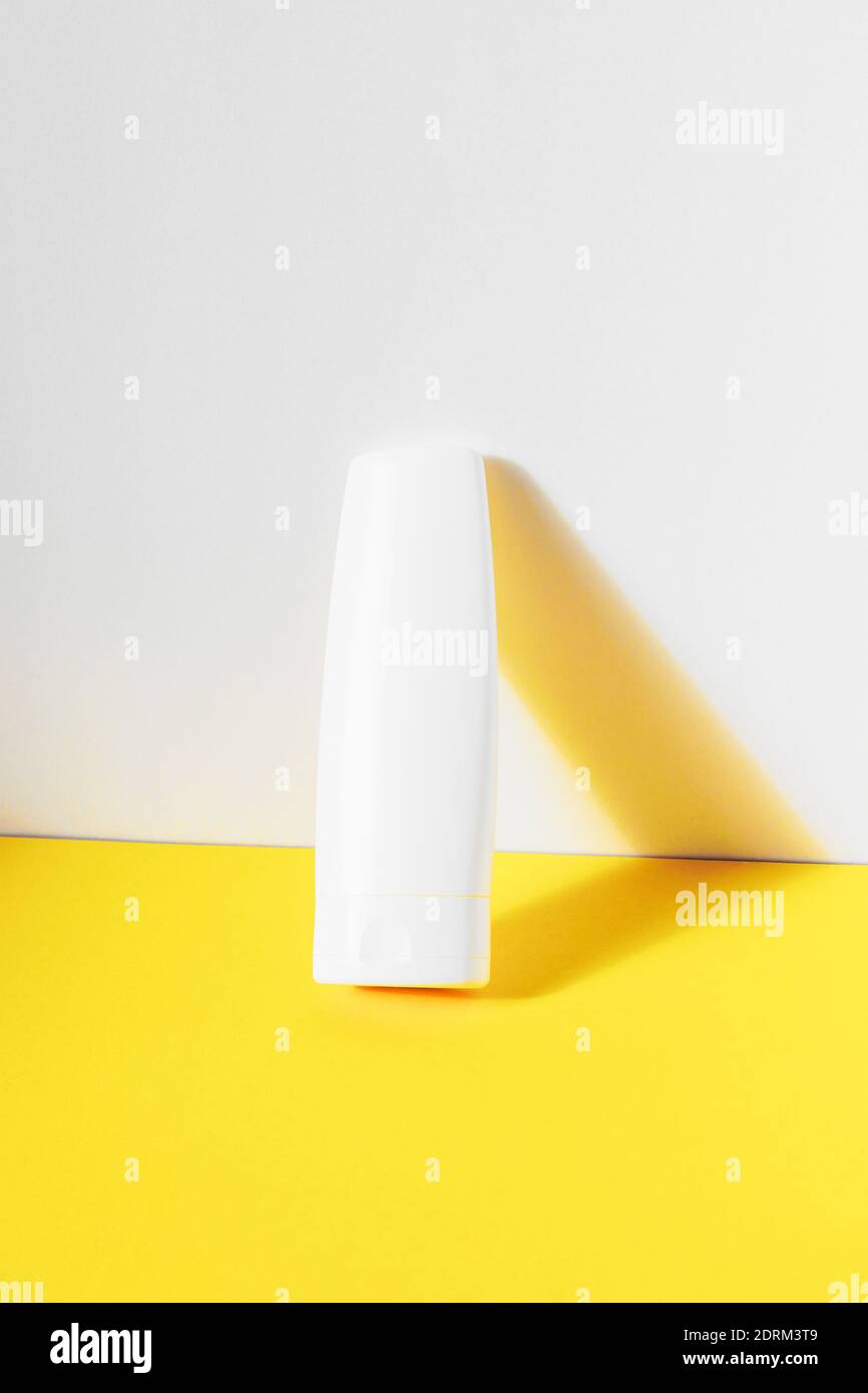 Unbranded shampoo bottle hi-res stock photography and images - Alamy