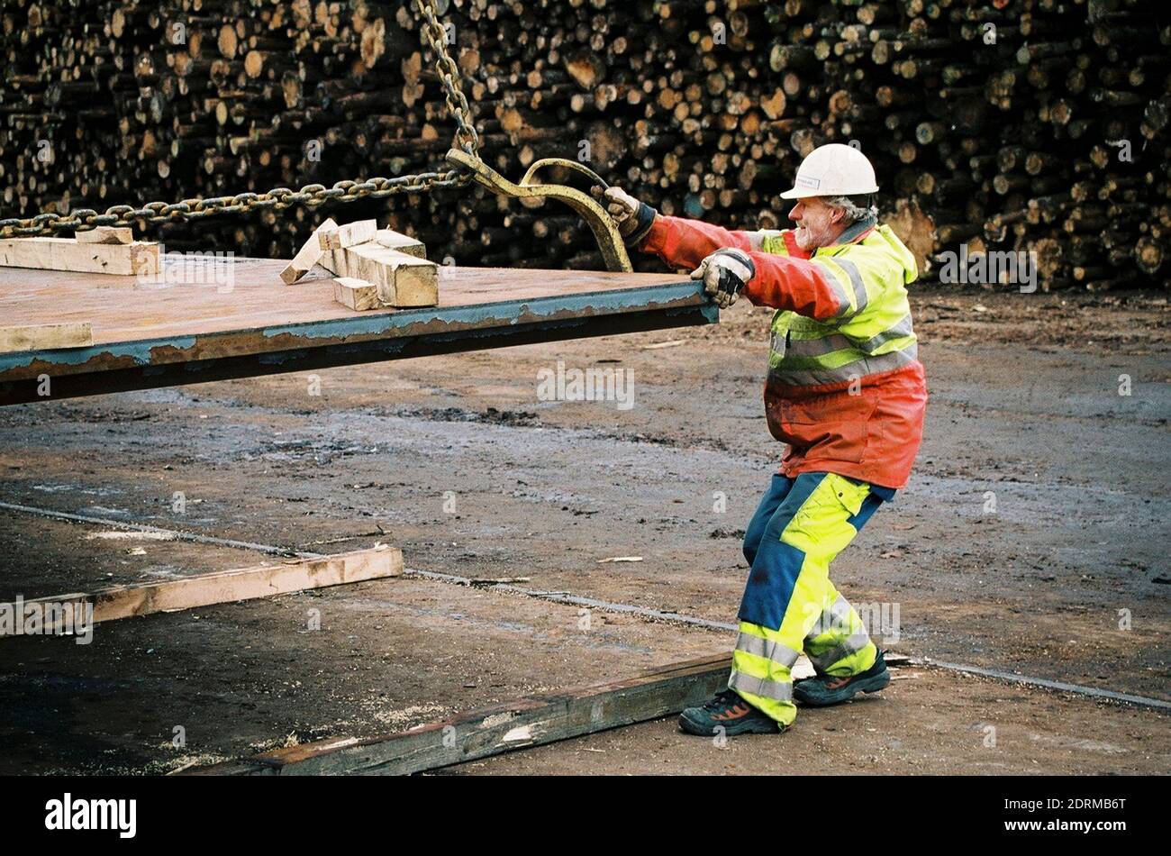 Stevedore load steel to ship in harbour Stock Photo - Alamy