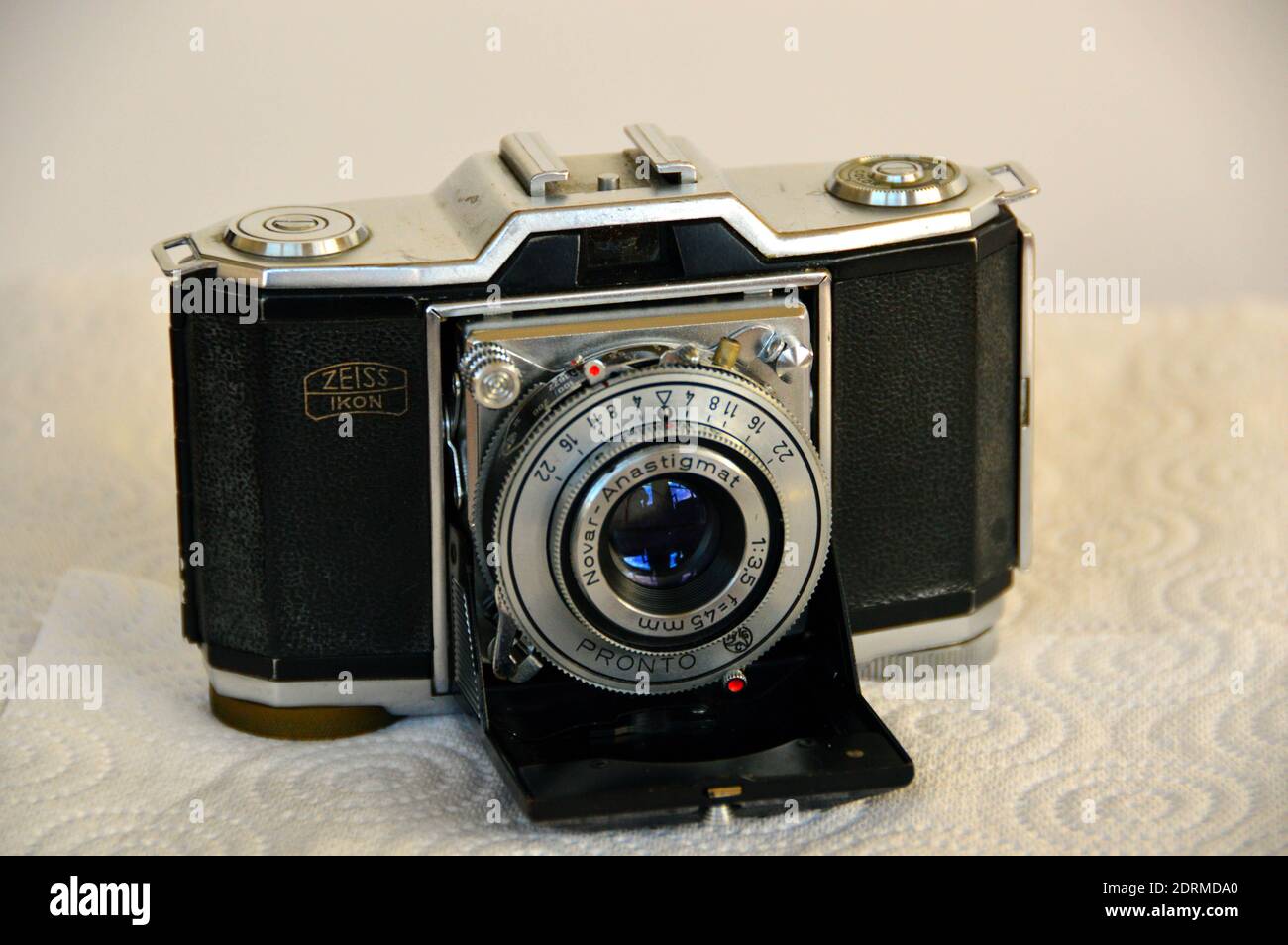 Old style film camera Stock Photo - Alamy