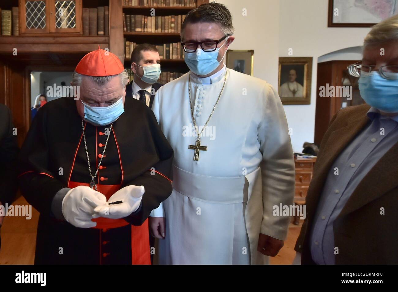 Look christ on cross hi-res stock photography and images - Alamy