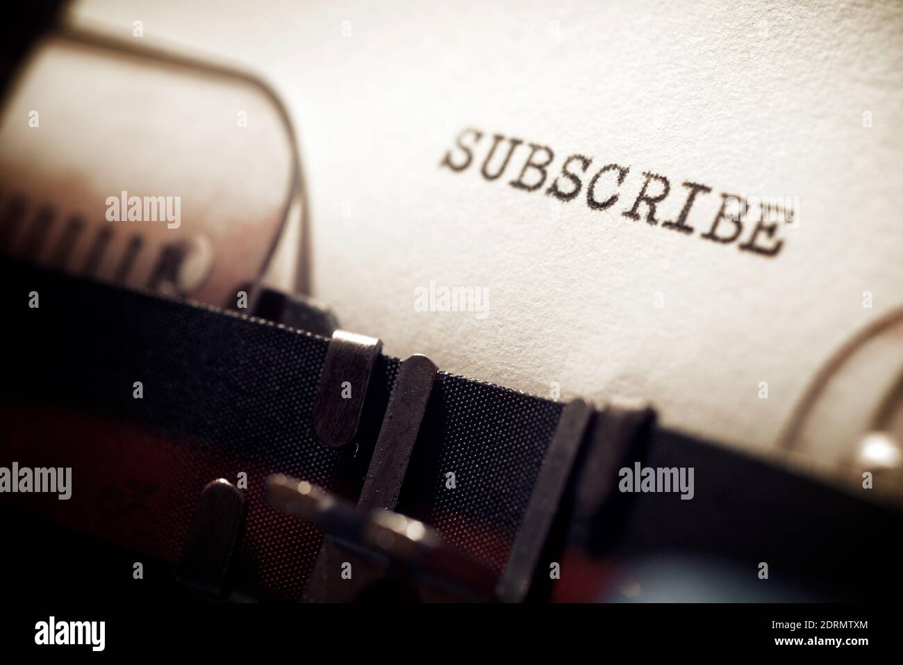 Subscribe word written with a typewriter Stock Photo - Alamy