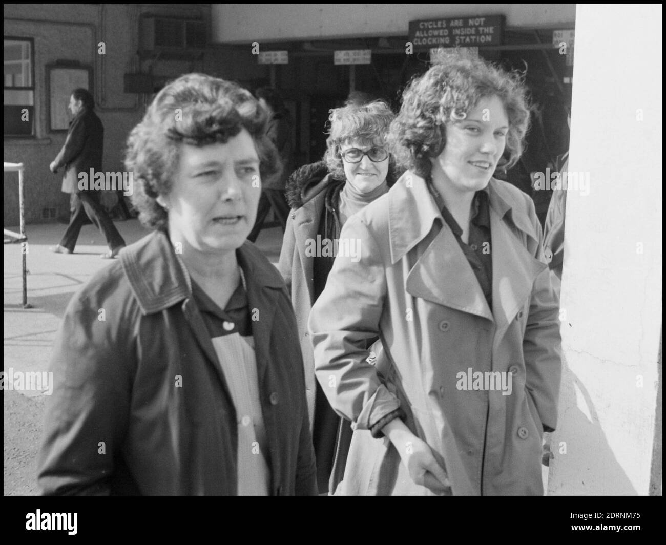 1970s factory workers leaving hi-res stock photography and images - Alamy