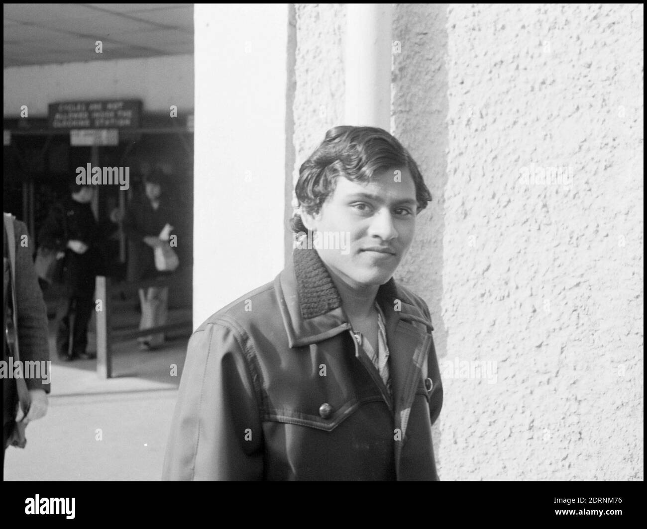 1970s factory workers leaving hi-res stock photography and images - Alamy